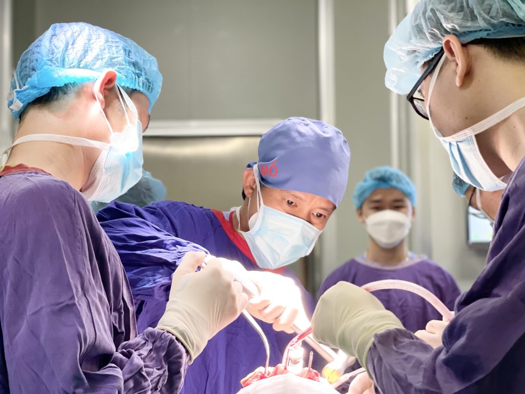 Simultaneous Bilateral Knee Replacements | VIETDUC UNIVERSITY HOSPITAL