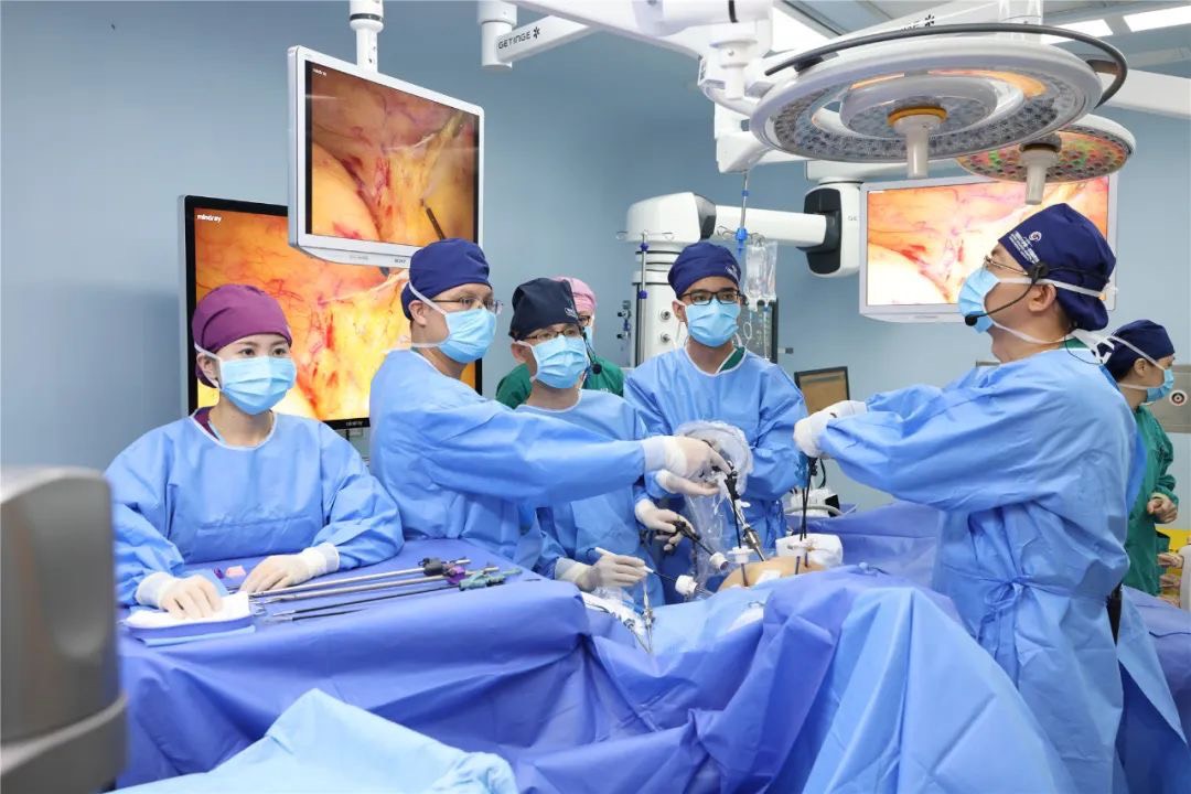 Live-streaming surgery for exchange of experience between Viet Duc ...